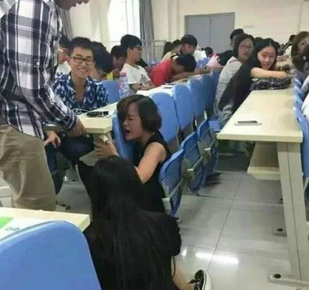 妹子，你是不是又忘了吃药啊，疯癫起来，别人真是害怕啊！ - 360娱乐，你开心就好