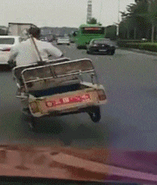 GIF搞笑趣图：下次别这样玩了！技术不行！容易出事！ - 360娱乐，你开心就好