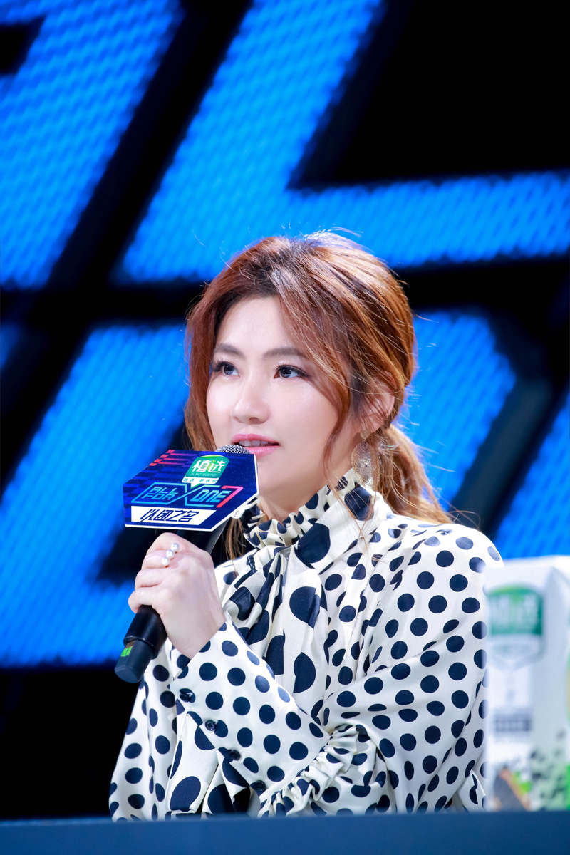 《以团之名》Selina优雅亮相 揭开二轮汇演序幕 - 360娱乐，你开心就好