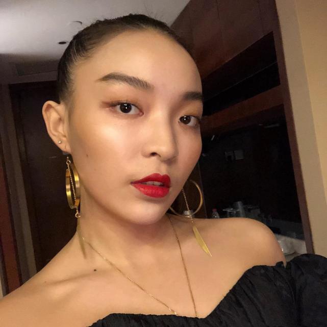 VaVa七夕晒无滤镜自拍很real 与粉丝互动开启自黑模式 - 360娱乐，你开心就好