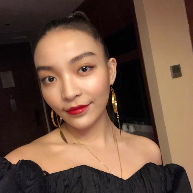 VaVa七夕晒无滤镜自拍很real 与粉丝互动开启自黑模式 - 360娱乐，你开心就好