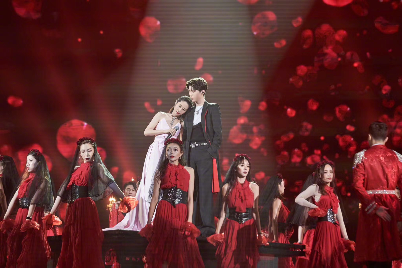 神仙合作！刘敏涛范丞丞合唱 ending pose靠肩膀画面太甜 -- 眼界，放眼世界