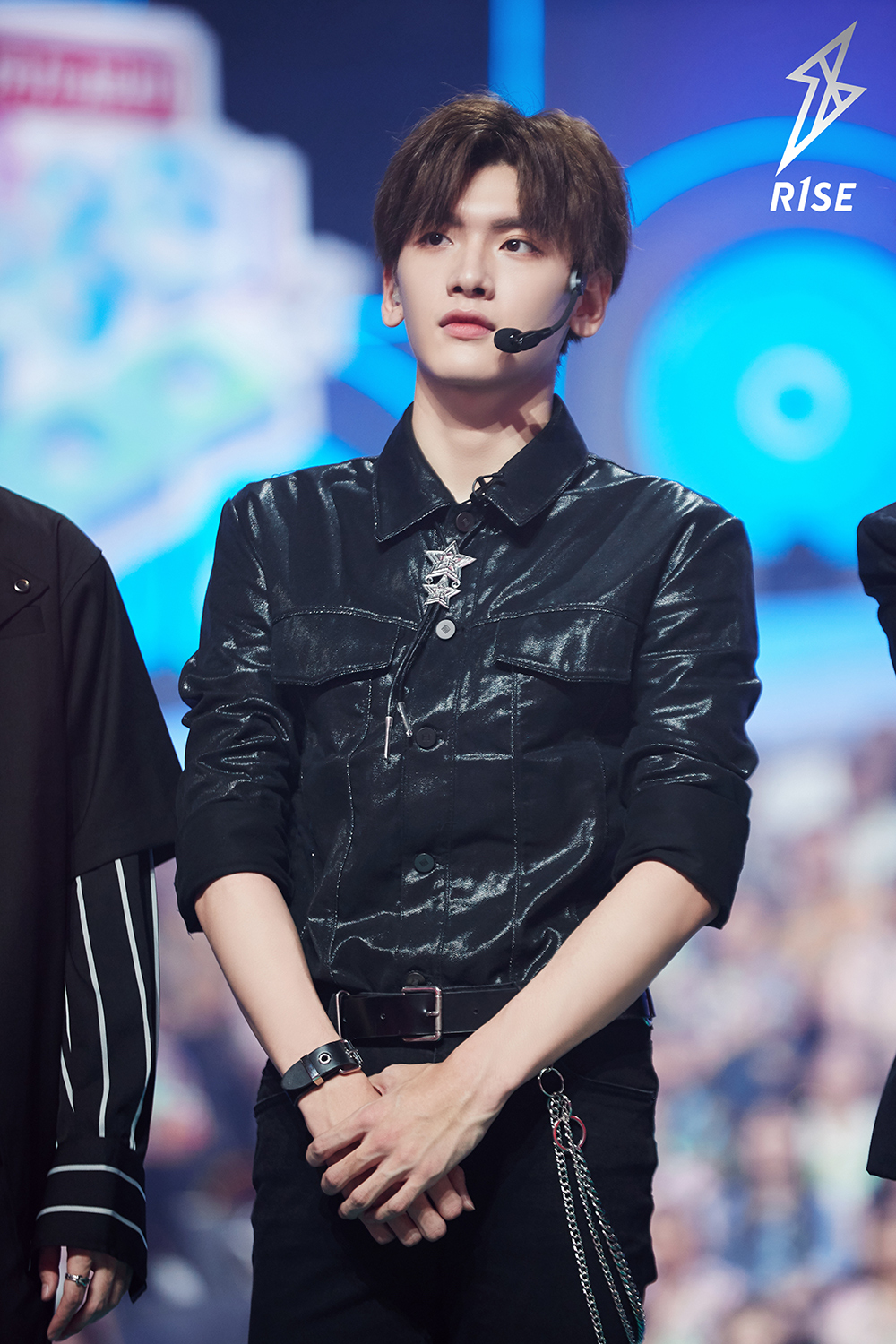 R1SE再现经典成团曲《R.1.S.E》 热血集结炸裂舞台 -- 眼界，放眼世界