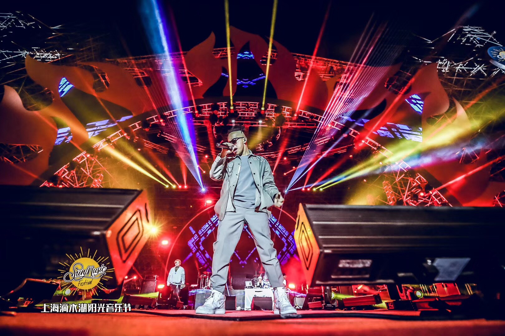 南征北战NZBZ助阵阳光音乐节 爆燃经典歌曲引大合唱 - 360娱乐，你开心就好