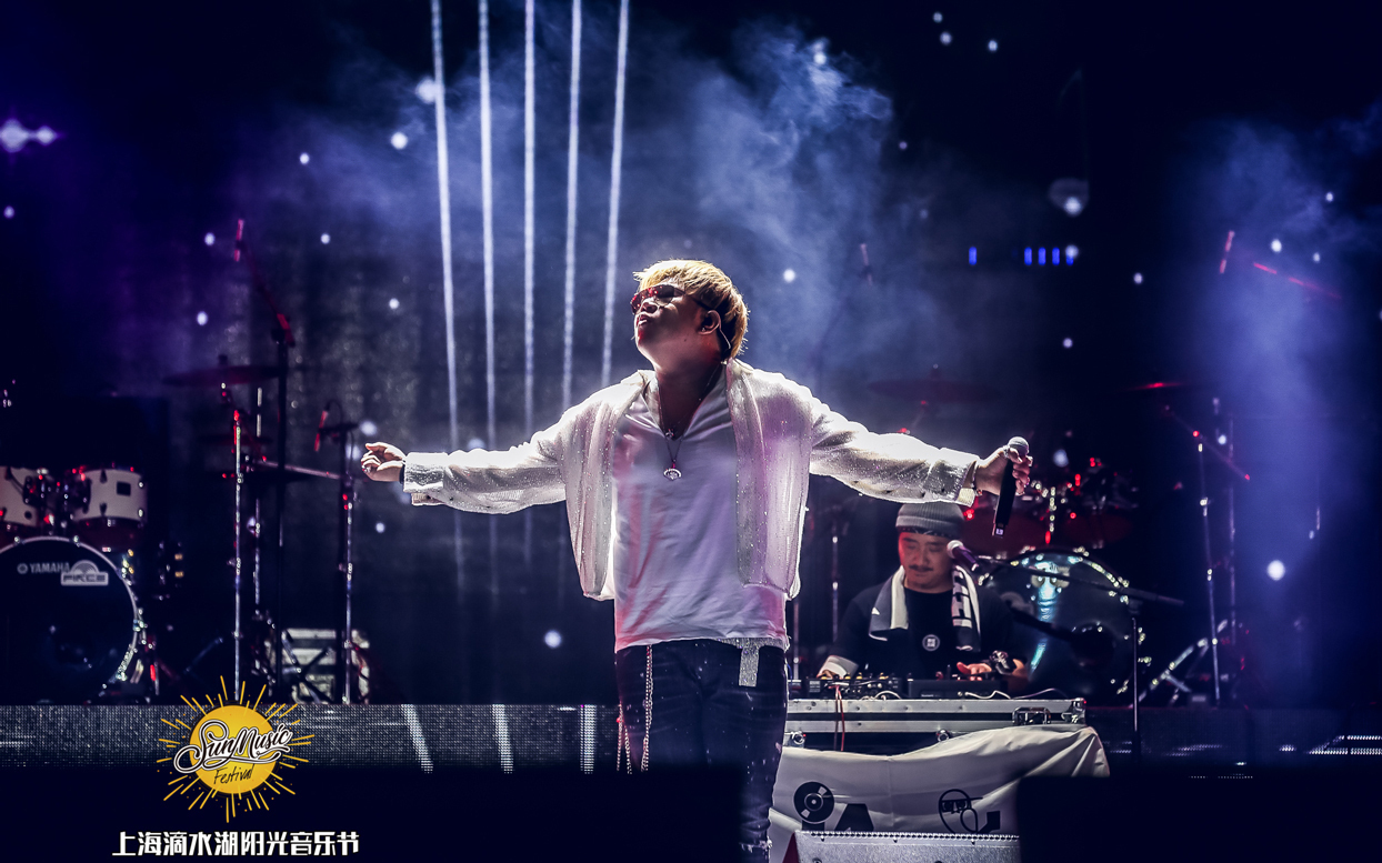 南征北战NZBZ助阵阳光音乐节 爆燃经典歌曲引大合唱 - 360娱乐，你开心就好