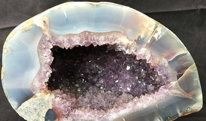 男子山上挖出两个石球，回家砸开后，顿时无法淡定了 - 360娱乐，你开心就好