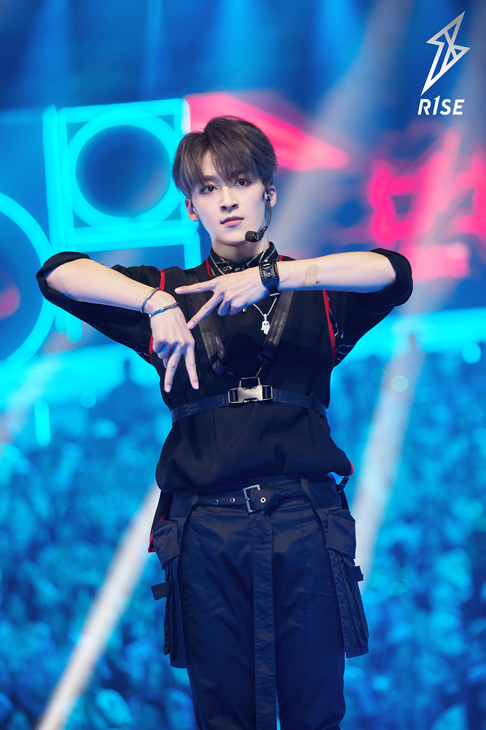 R1SE再现经典成团曲《R.1.S.E》 热血集结炸裂舞台 -- 眼界，放眼世界