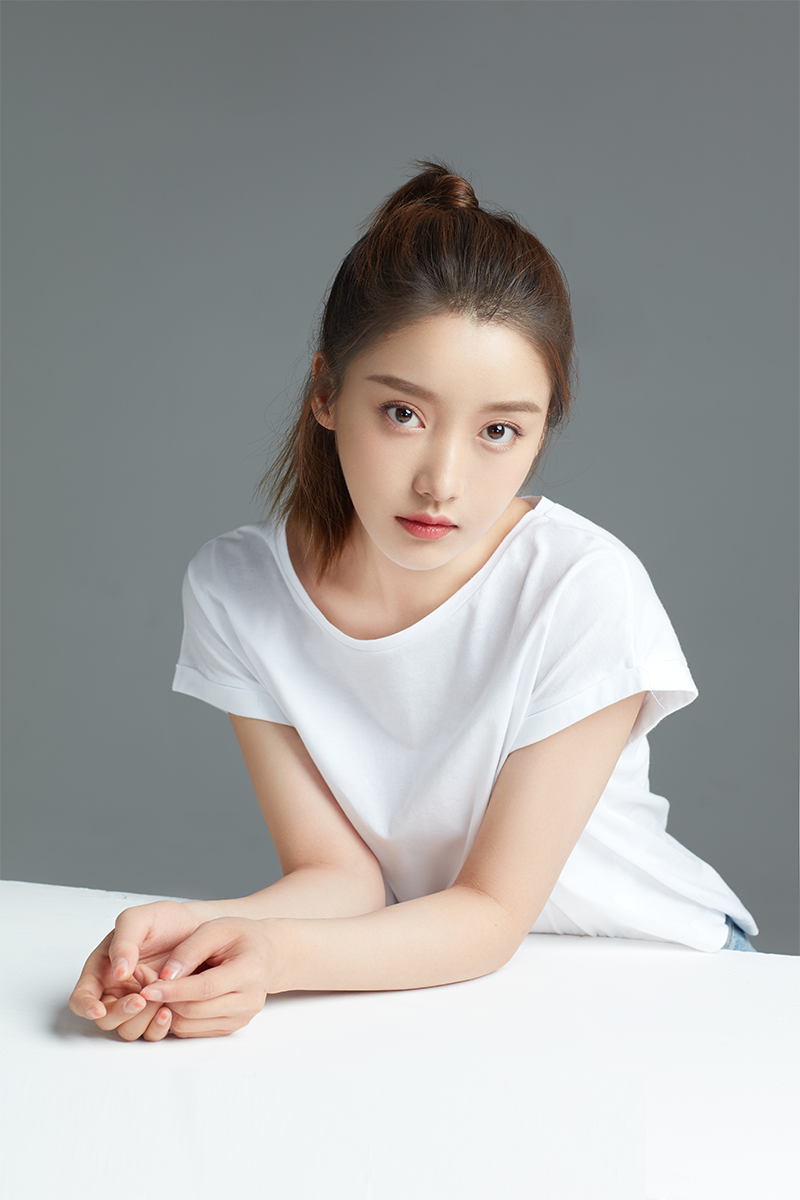 姜贞羽最新写真清新可爱 新剧热播穿搭受好评 -- 眼界，放眼世界