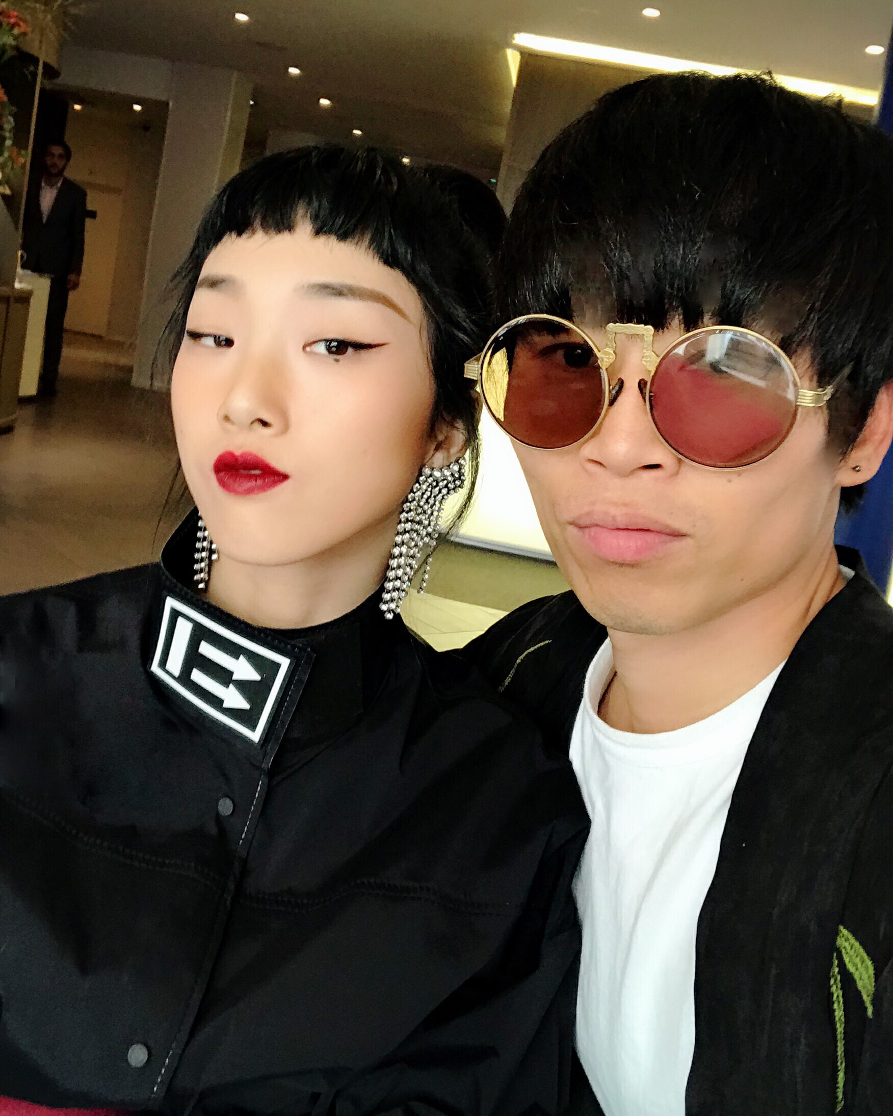 万云峰为火箭少女101yamy打造巴黎时装周酷炫双造型—中国美 - 360娱乐，你开心就好