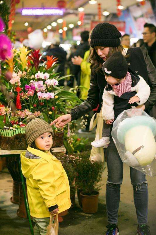 咘咘不止宠妹还很暖妈! 在妈妈腰痛时还不到三岁的她的举动太贴心 - 360娱乐，你开心就好