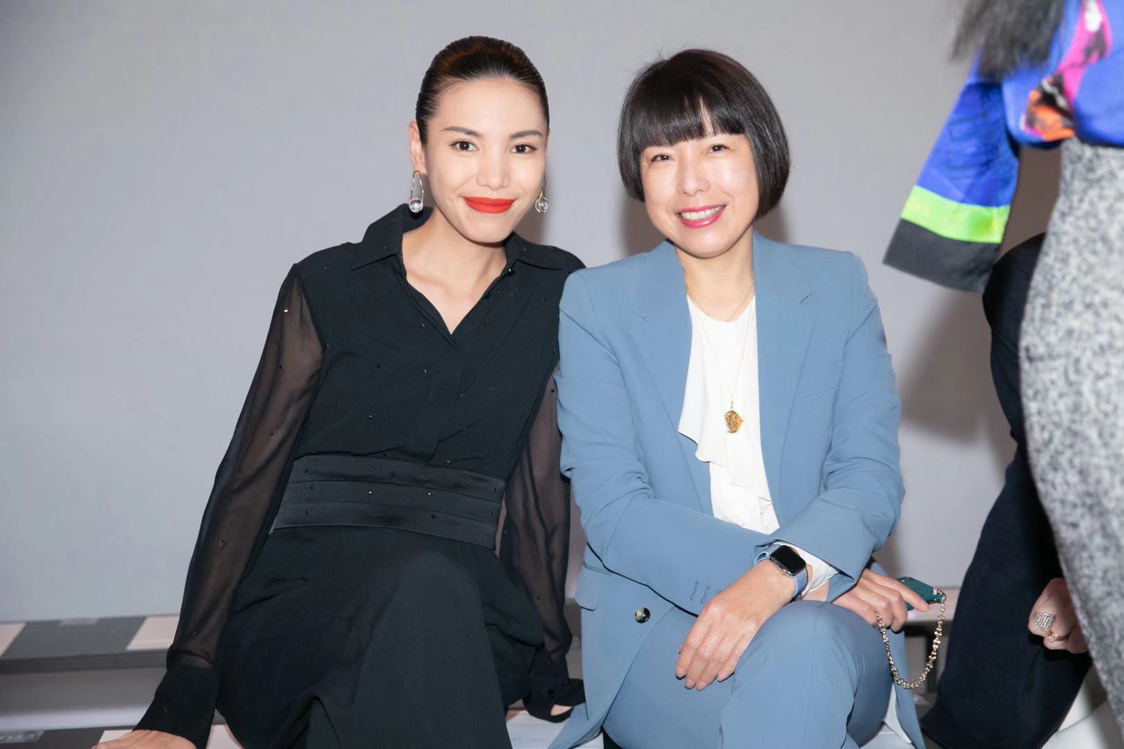 时尚主播Linda现身米兰时装周 红唇黑色连体衣气场十足 -- 眼界，放眼世界