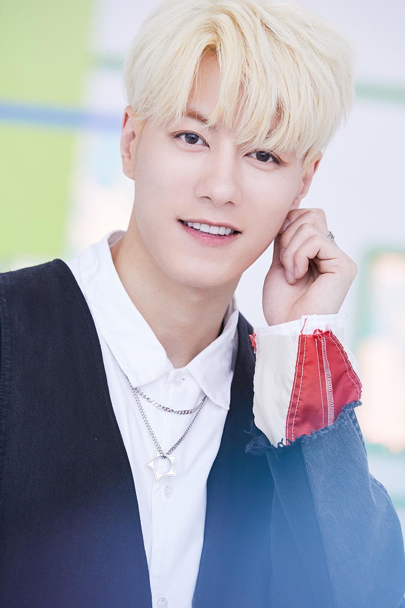 VAV中国成员Jacob张朋写真曝光 “红与黑“狙击少女心 - 360娱乐，你开心就好